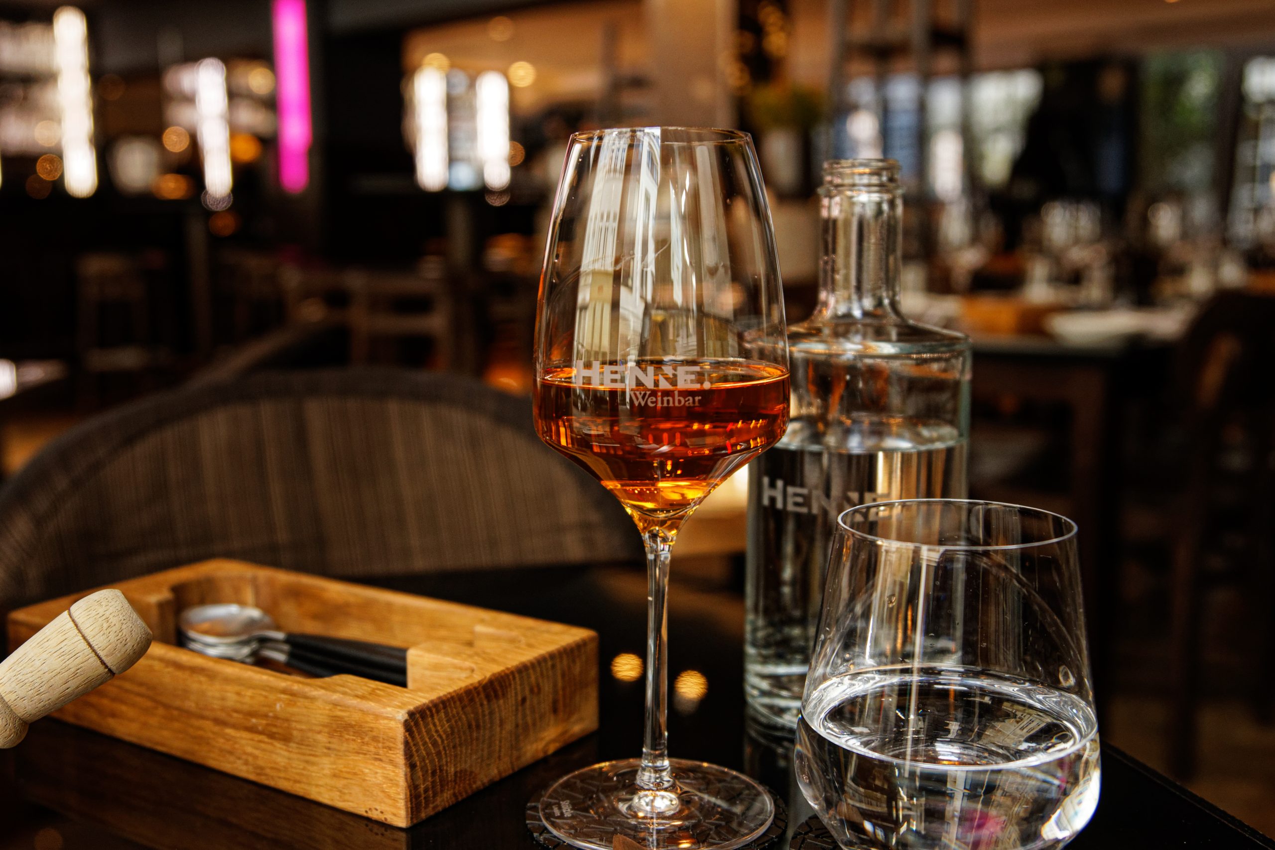 Henne. – Weinbar. Restaurant.